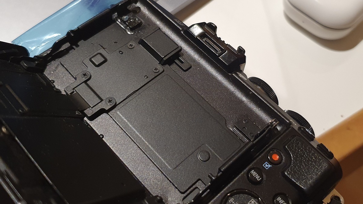 Bei mein er Oly Epl7 hat sich ein Scharnier des Display vom Gehäuse ...